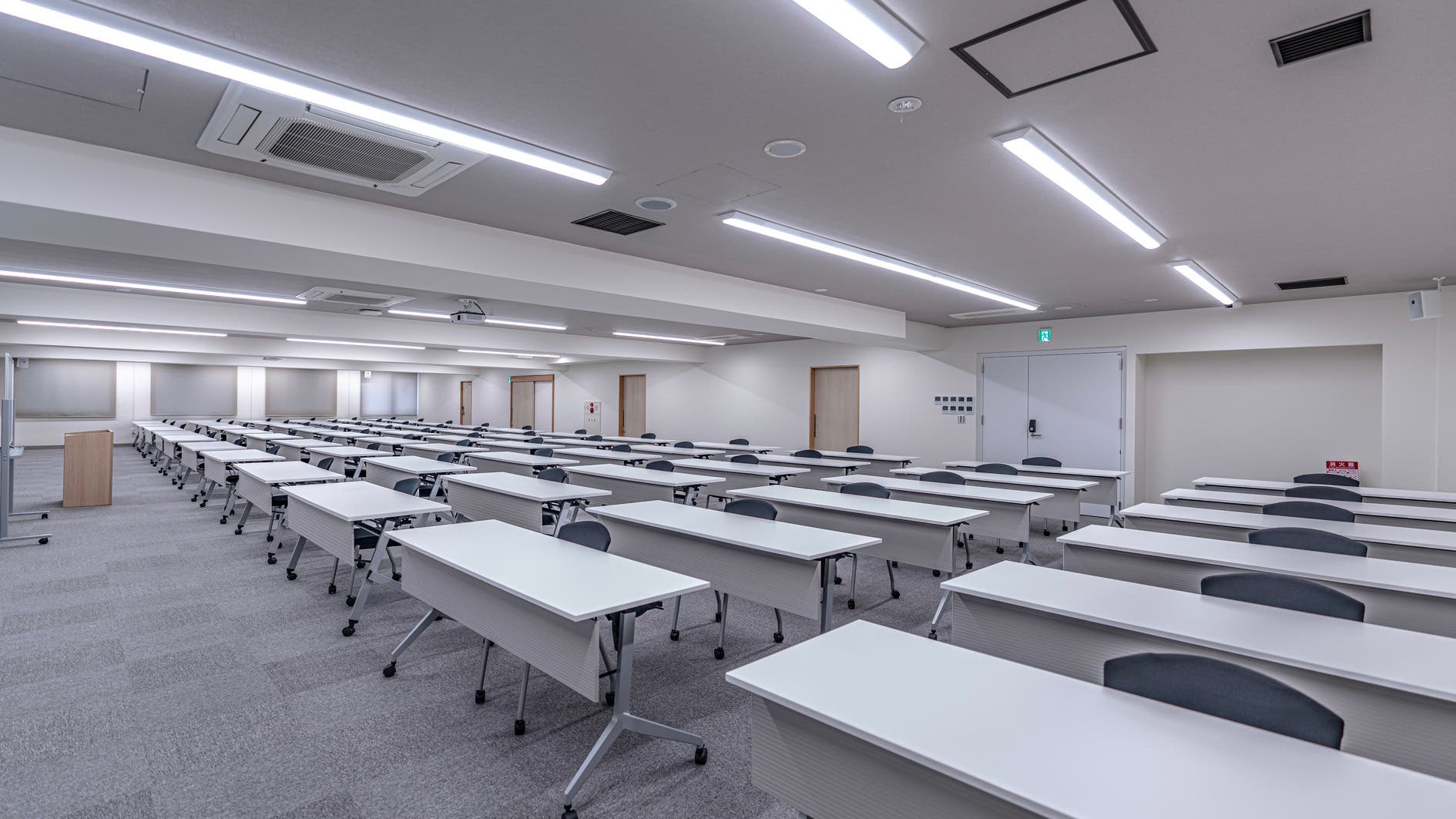 【銀座5分・新橋7分】最大収容198名✨銀座で“特別な会議”が叶う大型会場｜控え室あり✨研修・試験・講演会・懇親会に｜N201の写真5