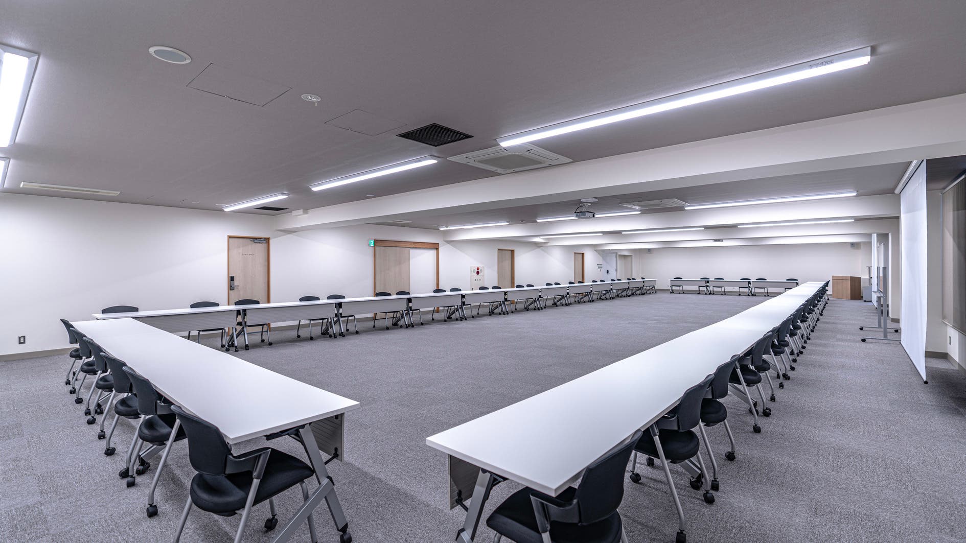 【銀座5分・新橋7分】最大収容198名✨銀座で“特別な会議”が叶う大型会場｜控え室あり✨研修・試験・講演会・懇親会に｜N201の写真2