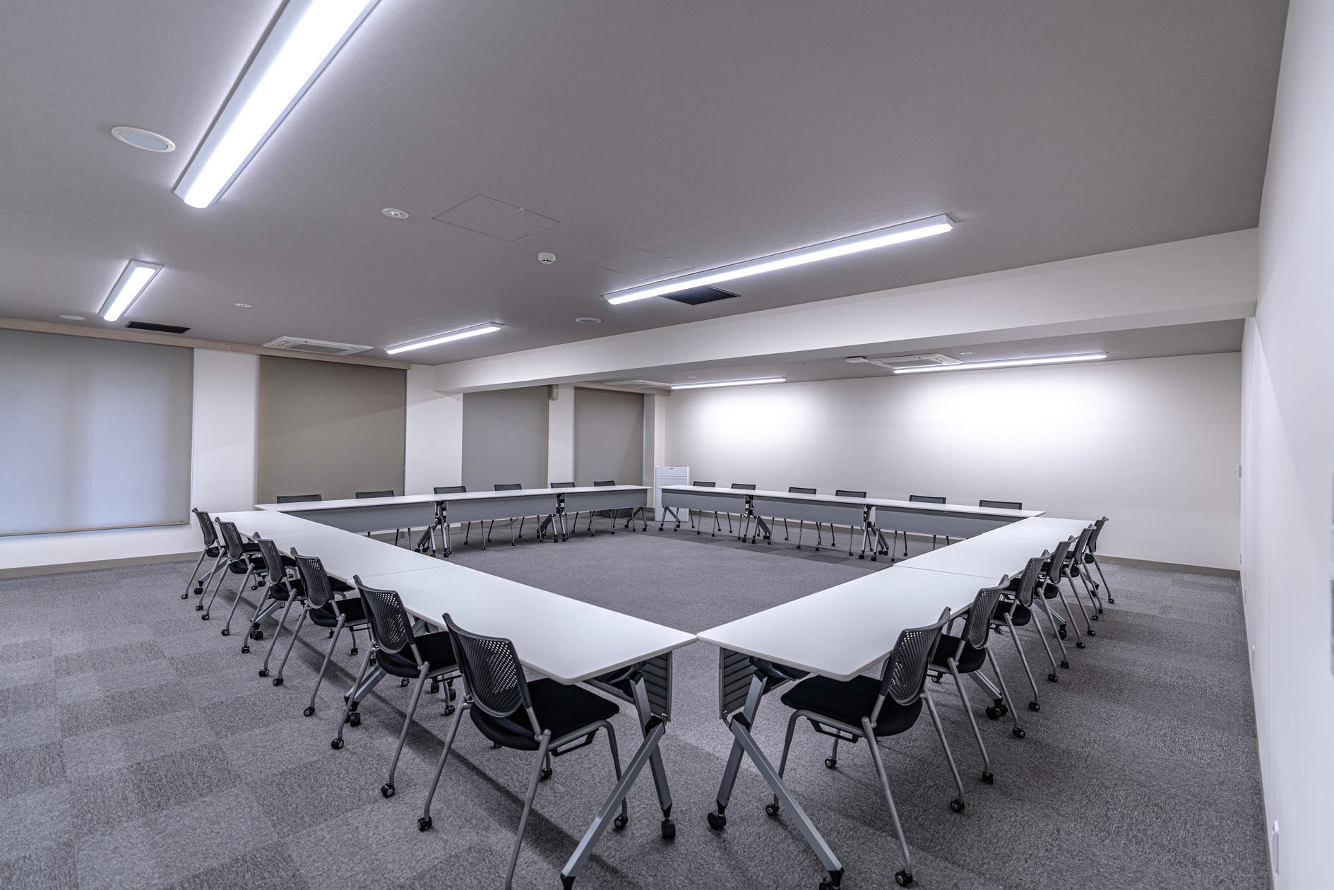 【銀座5分・新橋7分】最大収容人数60名の会議室｜ホワイトボード完備✨研修・試験・講演会・懇親会に｜N303の写真2