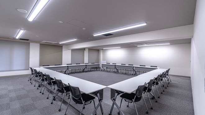 【銀座5分・新橋7分】最大収容人数60名の会議室|ホワイトボード完備✨研修・試験・講演会・懇親会に|N303の写真2