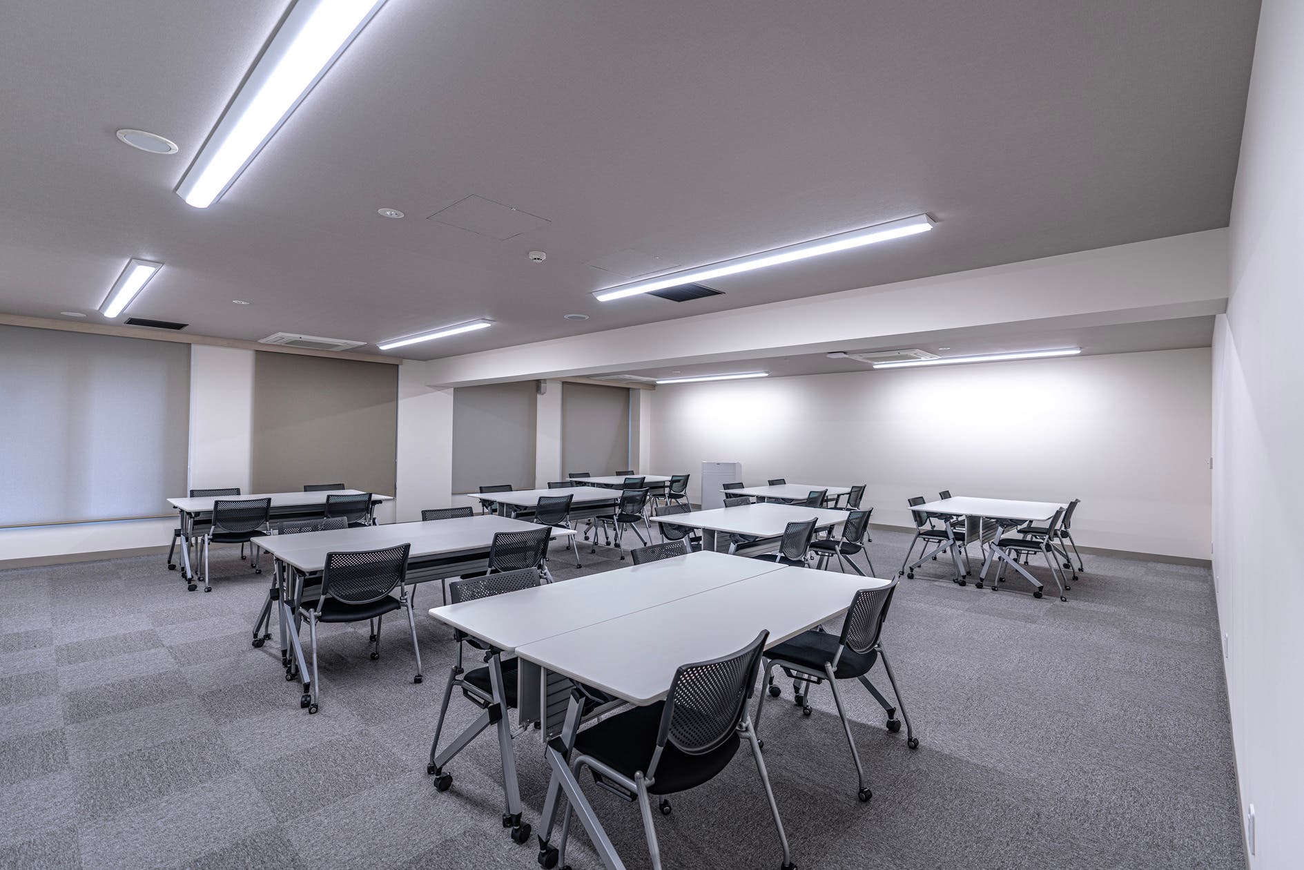 【銀座5分・新橋7分】最大収容人数60名の会議室｜ホワイトボード完備✨研修・試験・講演会・懇親会に｜N303の写真3