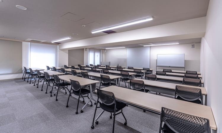 【銀座5分・新橋7分】最大収容人数60名の会議室｜プロジェクター完備✨研修・面接・商談・勉強会に｜N402の写真4