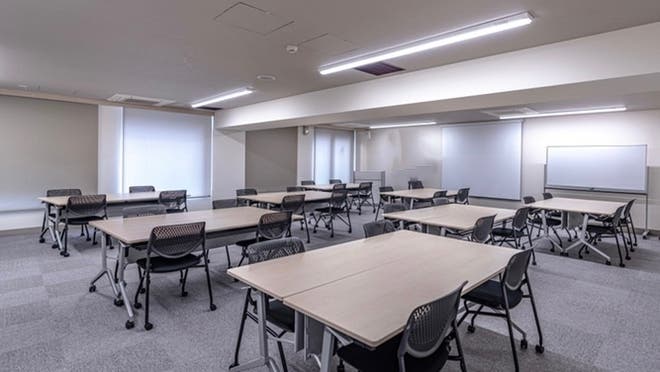 【銀座5分・新橋7分】最大収容人数60名の会議室|プロジェクター完備✨研修・面接・商談・勉強会に|N402の写真3