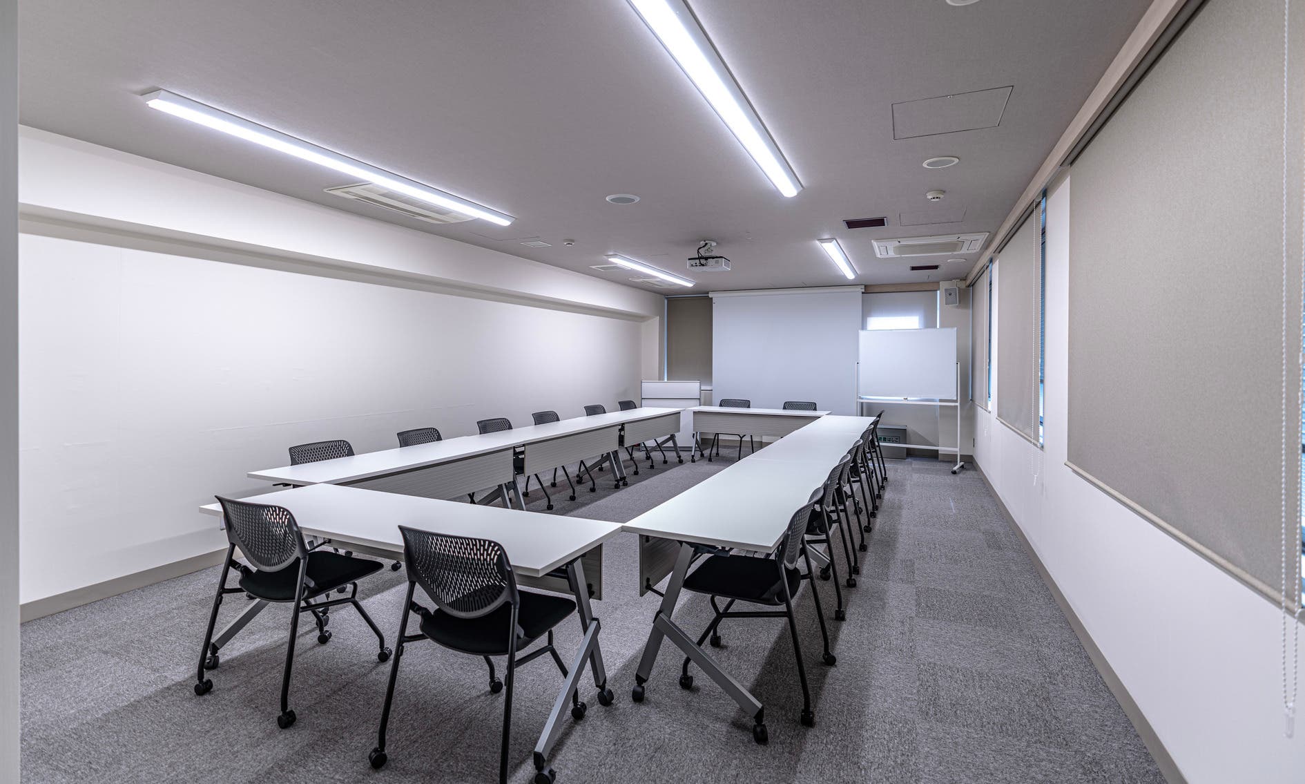 【銀座5分・新橋7分】最大収容人数30名の会議室｜プロジェクター完備✨研修・面接・商談・勉強会に｜N403の写真2