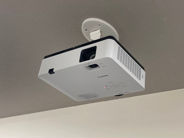 【銀座5分・新橋7分】最大収容人数30名の会議室｜プロジェクター完備✨研修・面接・商談・勉強会に｜N403の写真5