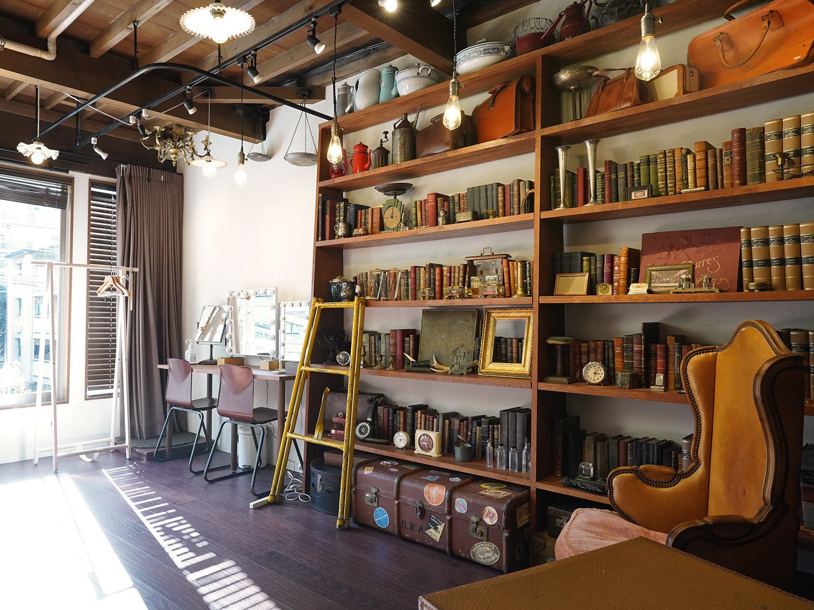 渋谷駅徒歩3分｜アンティークソファや洋書など数千点のアンティーク家具・雑貨をディスプレイ｜2面本棚書斎スタジオ｜自然光◎｜Bstの写真6