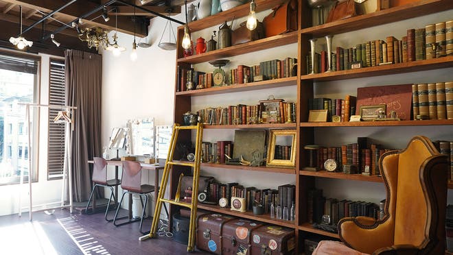 渋谷駅徒歩3分|アンティークソファや洋書など数千点のアンティーク家具・雑貨をディスプレイ|2面本棚書斎スタジオ|自然光◎|Bstの写真6