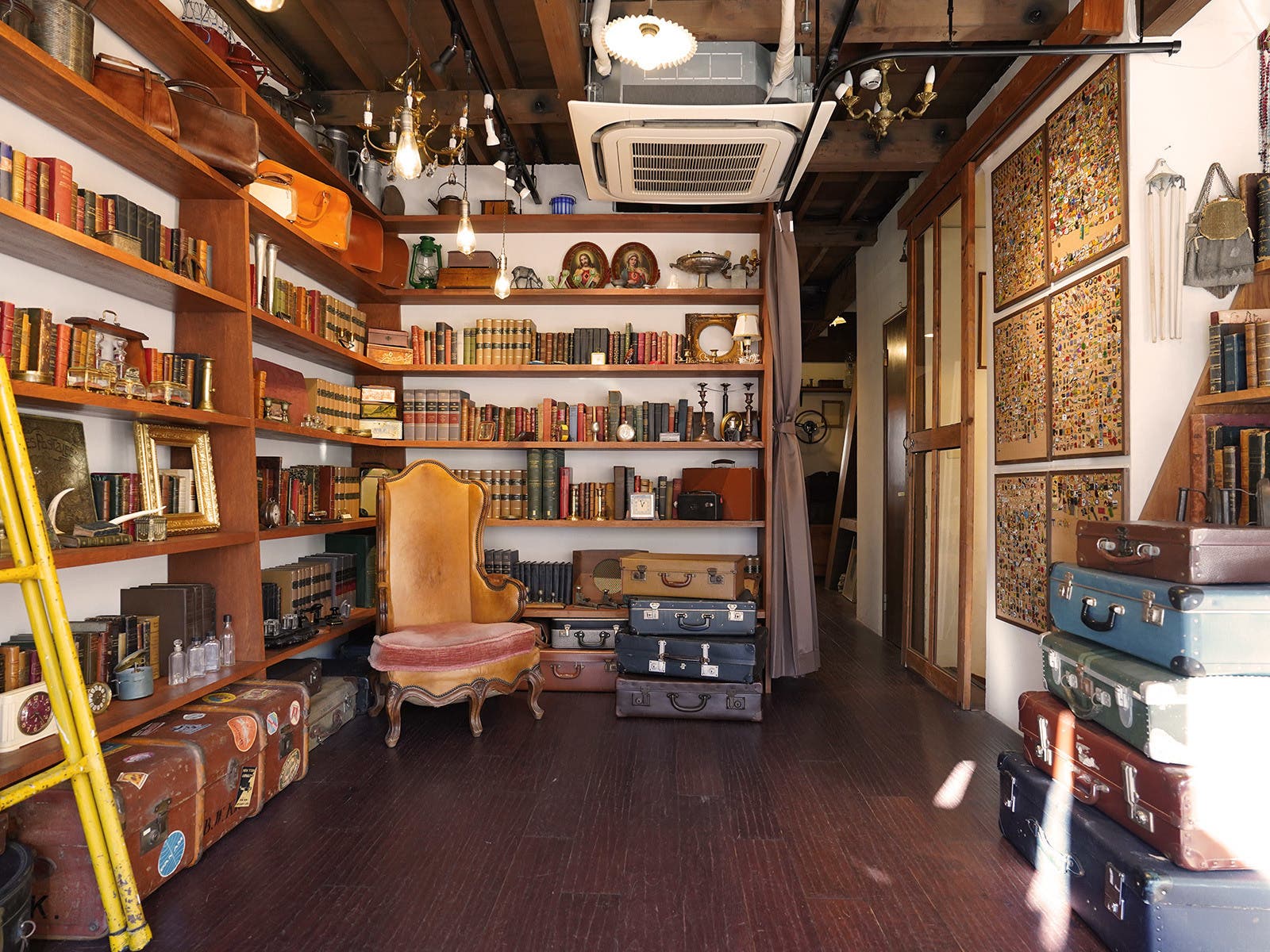 渋谷駅徒歩3分｜アンティークソファや洋書など数千点のアンティーク家具・雑貨をディスプレイ｜2面本棚書斎スタジオ｜自然光◎｜Bstの写真10