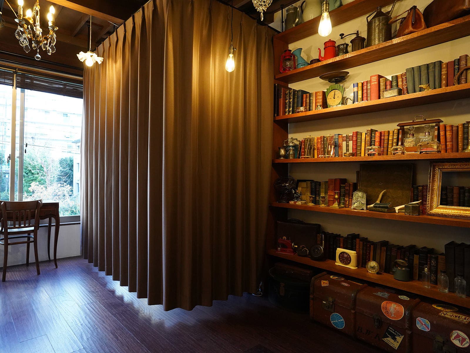 渋谷駅徒歩3分｜アンティークソファや洋書など数千点のアンティーク家具・雑貨をディスプレイ｜2面本棚書斎スタジオ｜自然光◎｜Bstの写真22