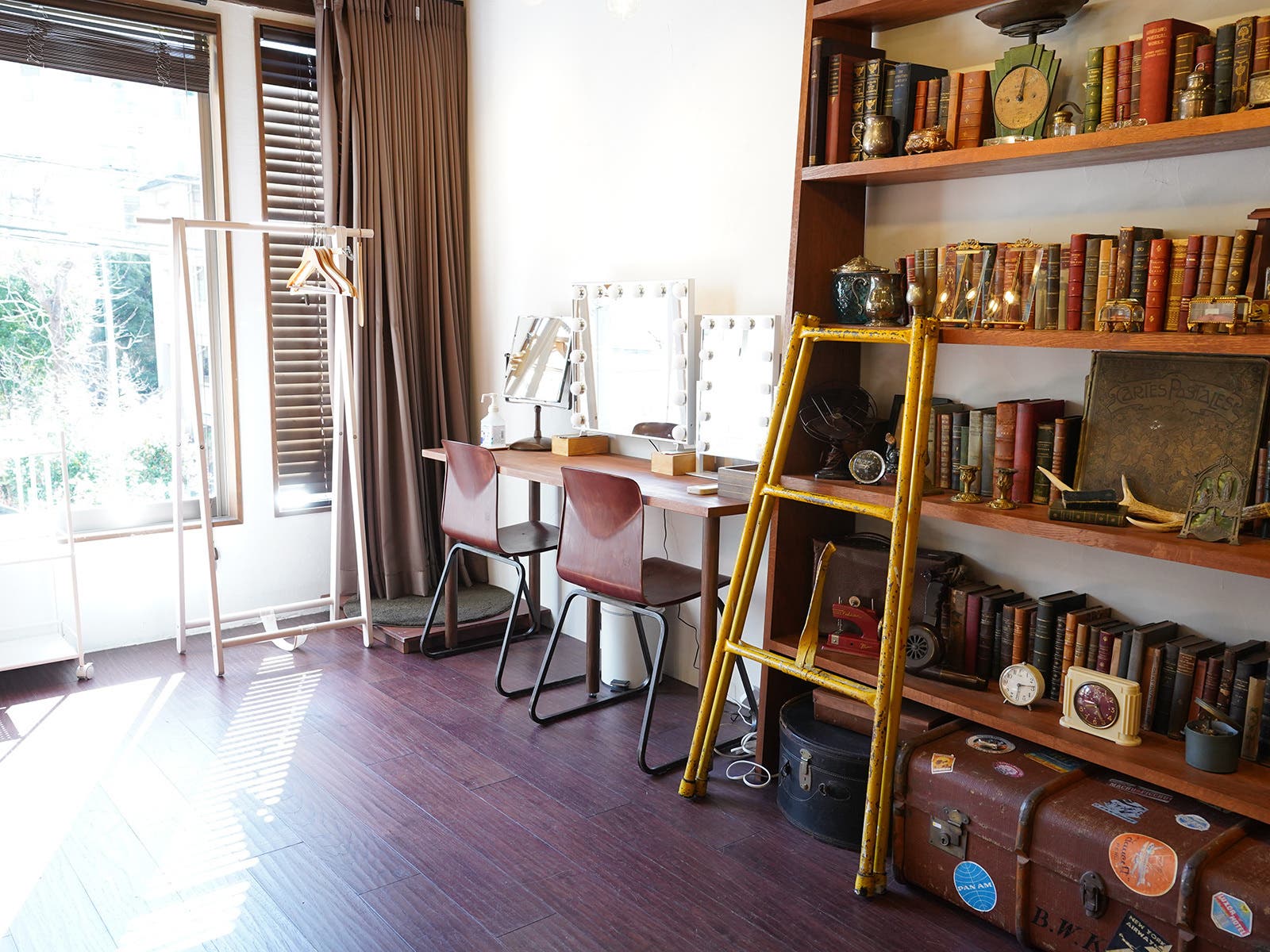 渋谷駅徒歩3分｜アンティークソファや洋書など数千点のアンティーク家具・雑貨をディスプレイ｜2面本棚書斎スタジオ｜自然光◎｜Bstの写真23