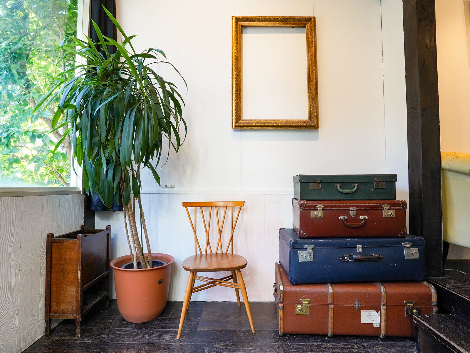 渋谷駅徒歩3分｜画廊を再現した撮影スタジオ｜白基調の空間はあらゆる撮影に対応可｜大量のアンティーク額縁｜自然光◎｜Cstの写真5