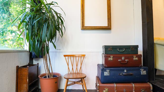 渋谷駅徒歩3分|画廊を再現した撮影スタジオ|白基調の空間はあらゆる撮影に対応可|大量のアンティーク額縁|自然光◎|Cstの写真5