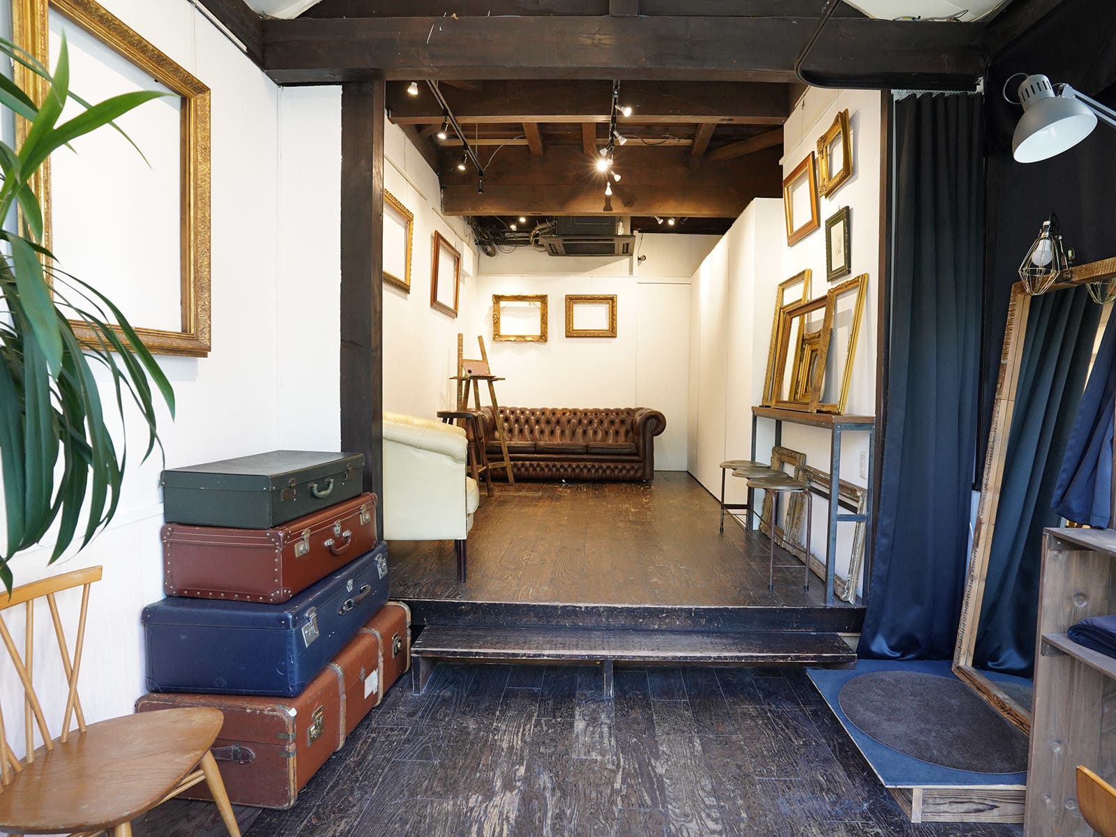 渋谷駅徒歩3分｜画廊を再現した撮影スタジオ｜白基調の空間はあらゆる撮影に対応可｜大量のアンティーク額縁｜自然光◎｜Cstの写真6