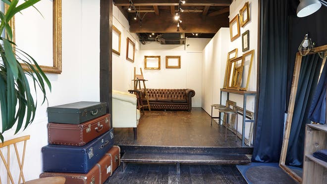 渋谷駅徒歩3分|画廊を再現した撮影スタジオ|白基調の空間はあらゆる撮影に対応可|大量のアンティーク額縁|自然光◎|Cstの写真6