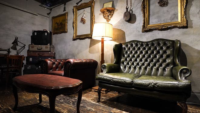 渋谷駅徒歩3分|古い外壁のような壁にアンティークが映える、廃墟をイメージした撮影スタジオ|シャビーシックな雰囲気の撮影に|Dstの写真1