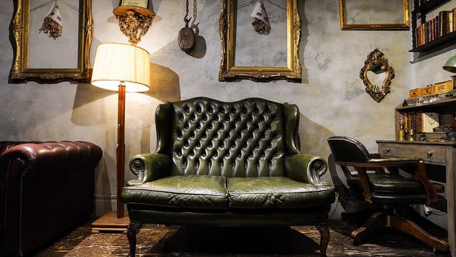 渋谷駅徒歩3分|古い外壁のような壁にアンティークが映える、廃墟をイメージした撮影スタジオ|シャビーシックな雰囲気の撮影に|Dstの写真2