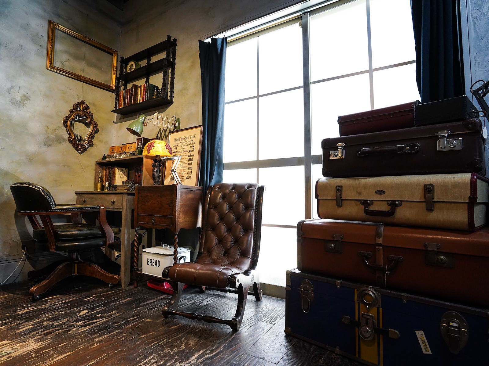 渋谷駅徒歩3分｜古い外壁のような壁にアンティークが映える、廃墟をイメージした撮影スタジオ｜シャビーシックな雰囲気の撮影に｜Dstの写真6