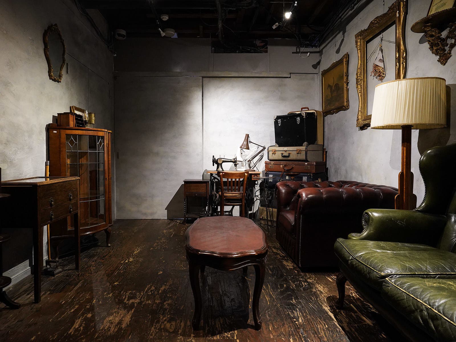 渋谷駅徒歩3分｜古い外壁のような壁にアンティークが映える、廃墟をイメージした撮影スタジオ｜シャビーシックな雰囲気の撮影に｜Dstの写真11