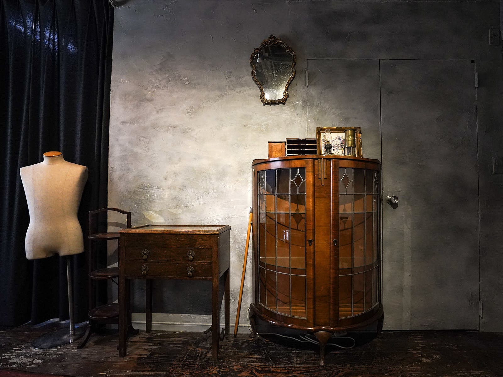 渋谷駅徒歩3分｜古い外壁のような壁にアンティークが映える、廃墟をイメージした撮影スタジオ｜シャビーシックな雰囲気の撮影に｜Dstの写真9