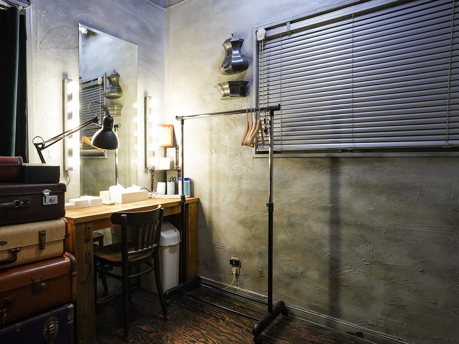 渋谷駅徒歩3分｜古い外壁のような壁にアンティークが映える、廃墟をイメージした撮影スタジオ｜シャビーシックな雰囲気の撮影に｜Dstの写真12