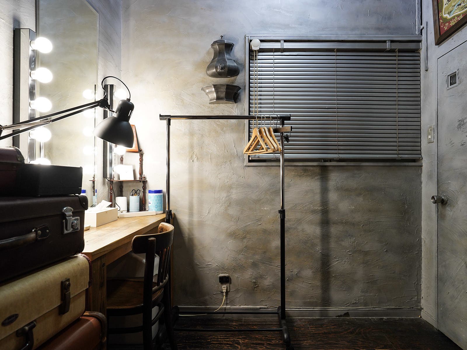 渋谷駅徒歩3分｜古い外壁のような壁にアンティークが映える、廃墟をイメージした撮影スタジオ｜シャビーシックな雰囲気の撮影に｜Dstの写真13