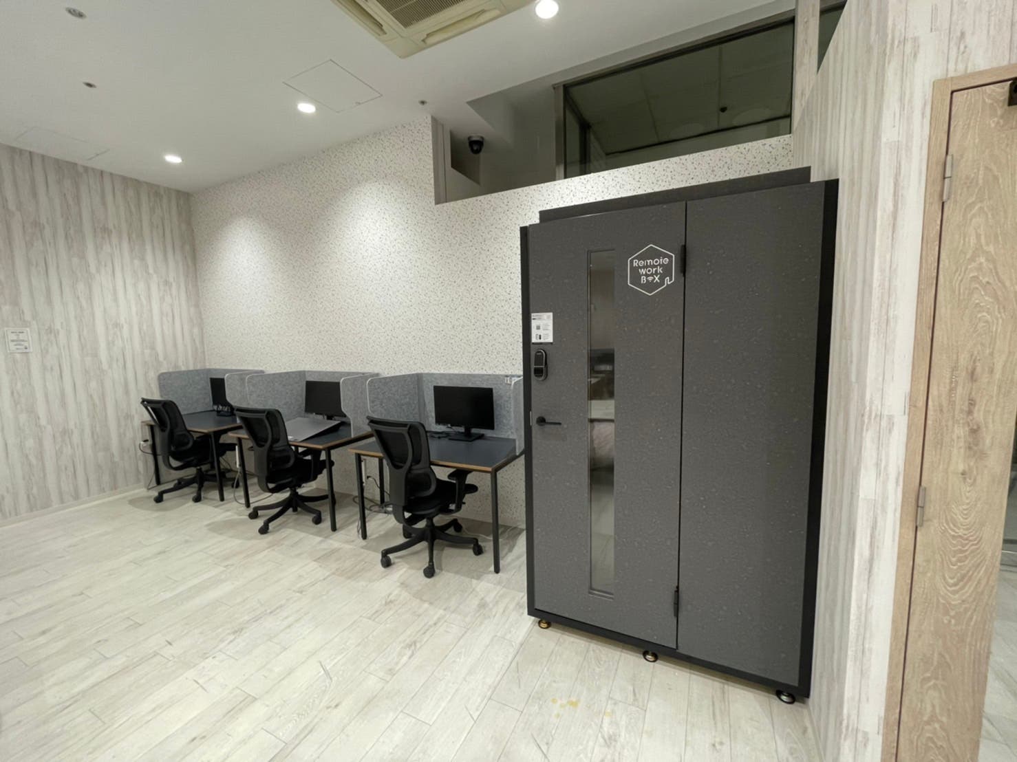 ＜RemoteworkBOX 勉強カフェ町田マルイスタジオ店【No.1】＞完全個室⭐️Wi-Fi無料！テレワーク/Zoom/自習の写真3