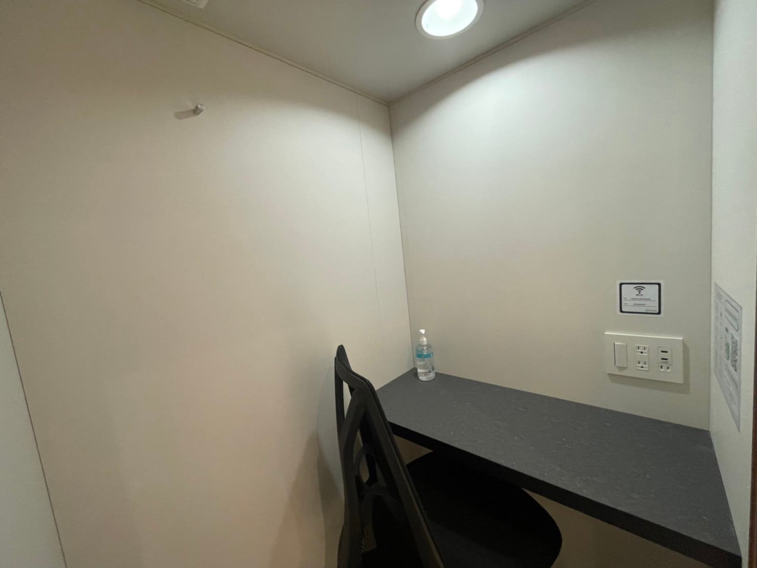 ＜RemoteworkBOX 勉強カフェ町田マルイスタジオ店【No.1】＞完全個室⭐️Wi-Fi無料！テレワーク/Zoom/自習の写真2