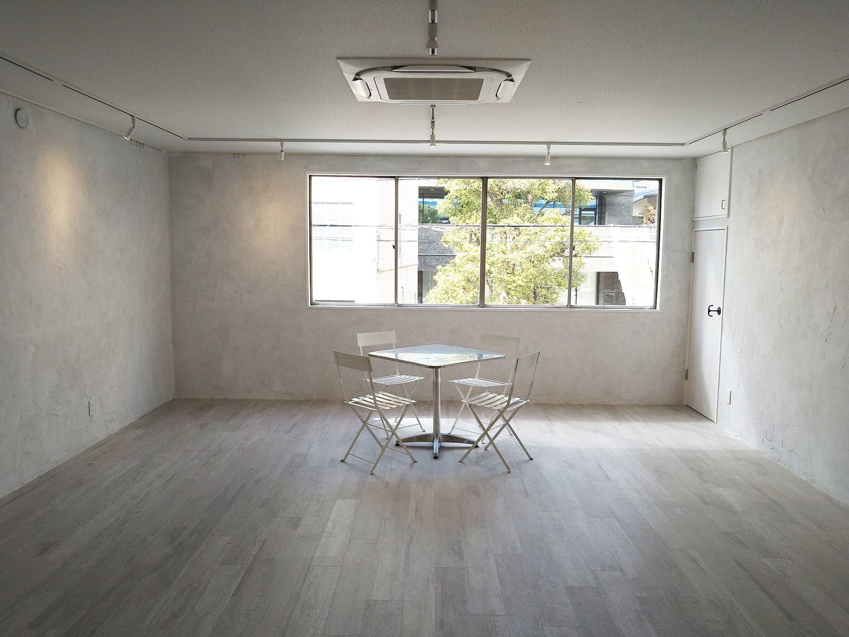 白を基調とした内・外装で様々なジャンルのアート展示、展示会、撮影に適しております。の写真1