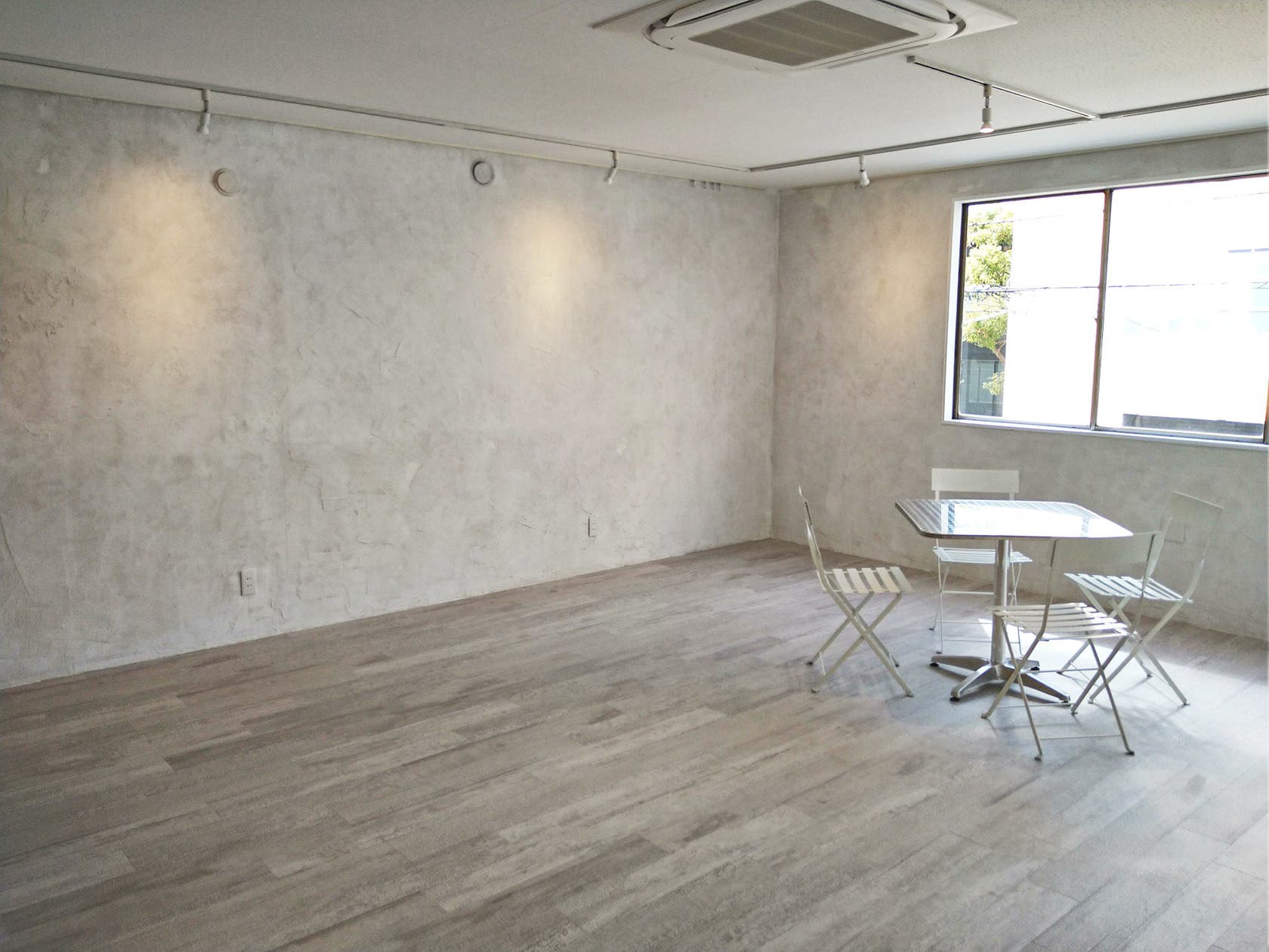 白を基調とした内・外装で様々なジャンルのアート展示、展示会、撮影に適しております。の写真2