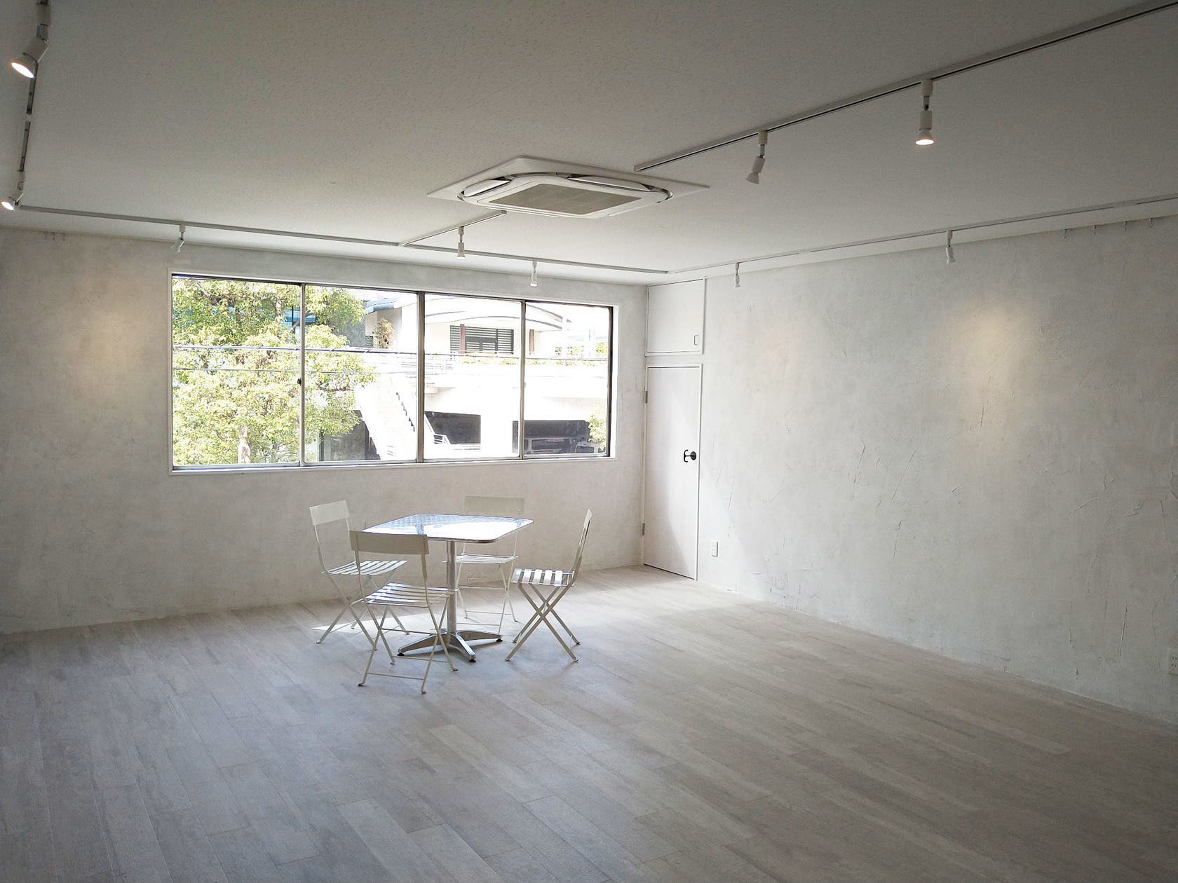 白を基調とした内・外装で様々なジャンルのアート展示、展示会、撮影に適しております。の写真4