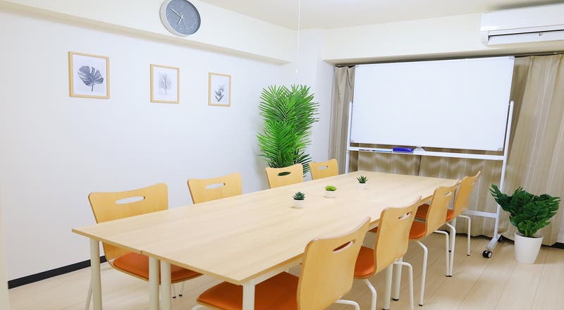 【新宿三丁目駅3分！12名利用可】綺麗な室内！WiFi・プロジェクター・ホワイトボード全て無料！ふれあい貸し会議室 新宿三丁目B