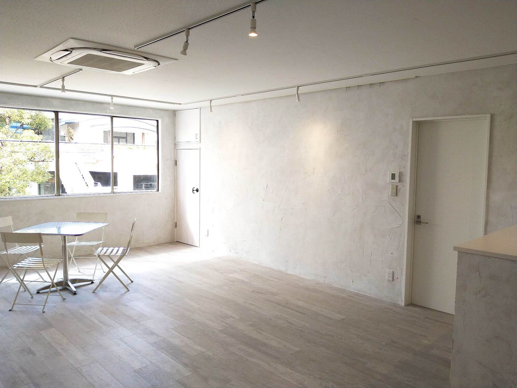 白を基調とした内・外装で様々なジャンルのアート展示、展示会、撮影に適しております。の写真7