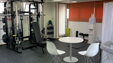 【那覇市久茂地2丁目の完全プライベート個室ジム】マルチパワーラック(使用重量140kg)、アタッチメント複数の写真1