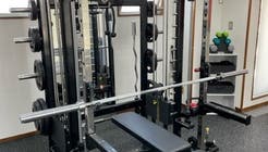 【那覇市久茂地2丁目の完全プライベート個室ジム】マルチパワーラック(使用重量140kg)、アタッチメント複数の写真3