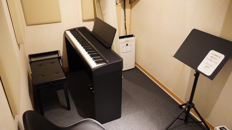 【ワオン・スタジオ赤羽:Aスタジオ】電子ピアノ常設3畳の音楽スタジオ。音楽の練習・レッスンに。の写真1