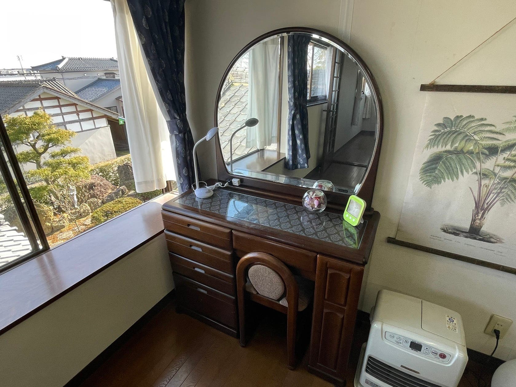 ソファでゆったりくつろげるフローリングリビングの写真5