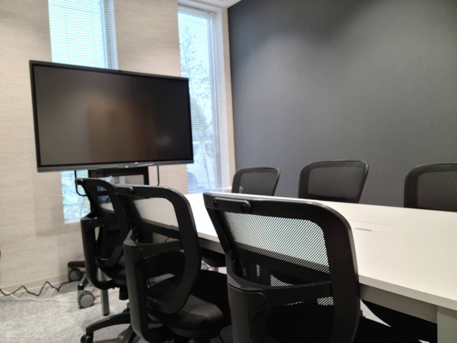 【大宮駅徒歩5分】BIZcomfort大宮西口　6名用会議室/完全個室/Wi-Fi完備/大型モニター/WEB会議/フリードリンクの写真2