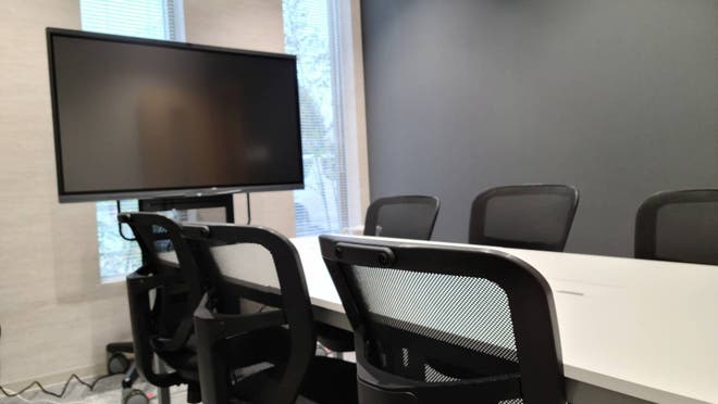 【大宮駅徒歩5分】BIZcomfort大宮西口 6名用会議室/完全個室/Wi-Fi完備/大型モニター/WEB会議/フリードリンクの写真2