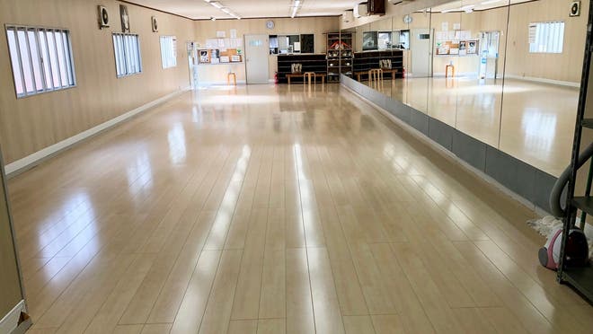 太秦エリアにある駅近の広々スペースです!鏡貼りなので各種レッスンや教室に最適!の写真1