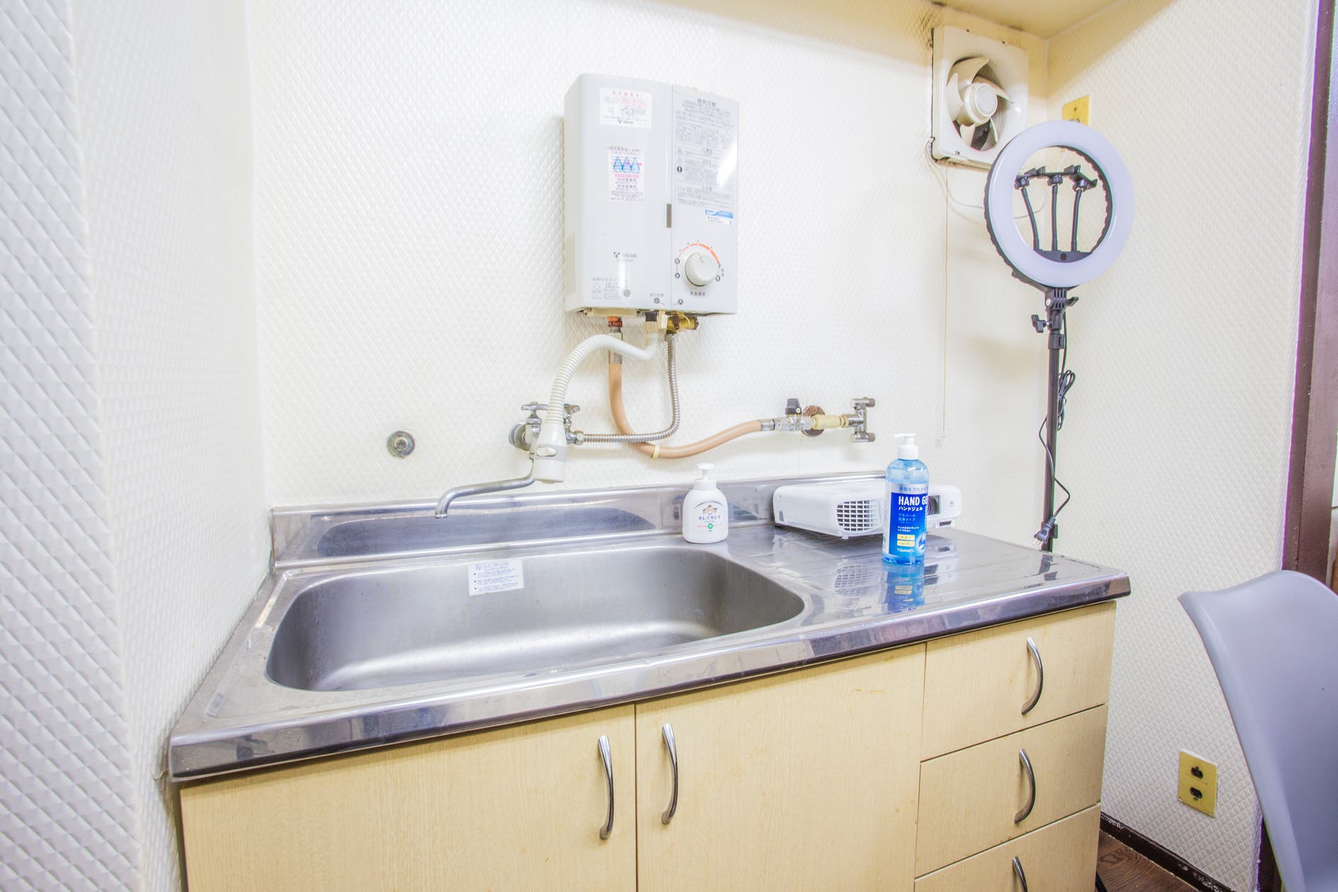 栄駅地下1番出口徒歩2分/最大12名/光回線無料Wifi/プロジェクター＆スクリーン/スマホ撮影用ライトの写真8