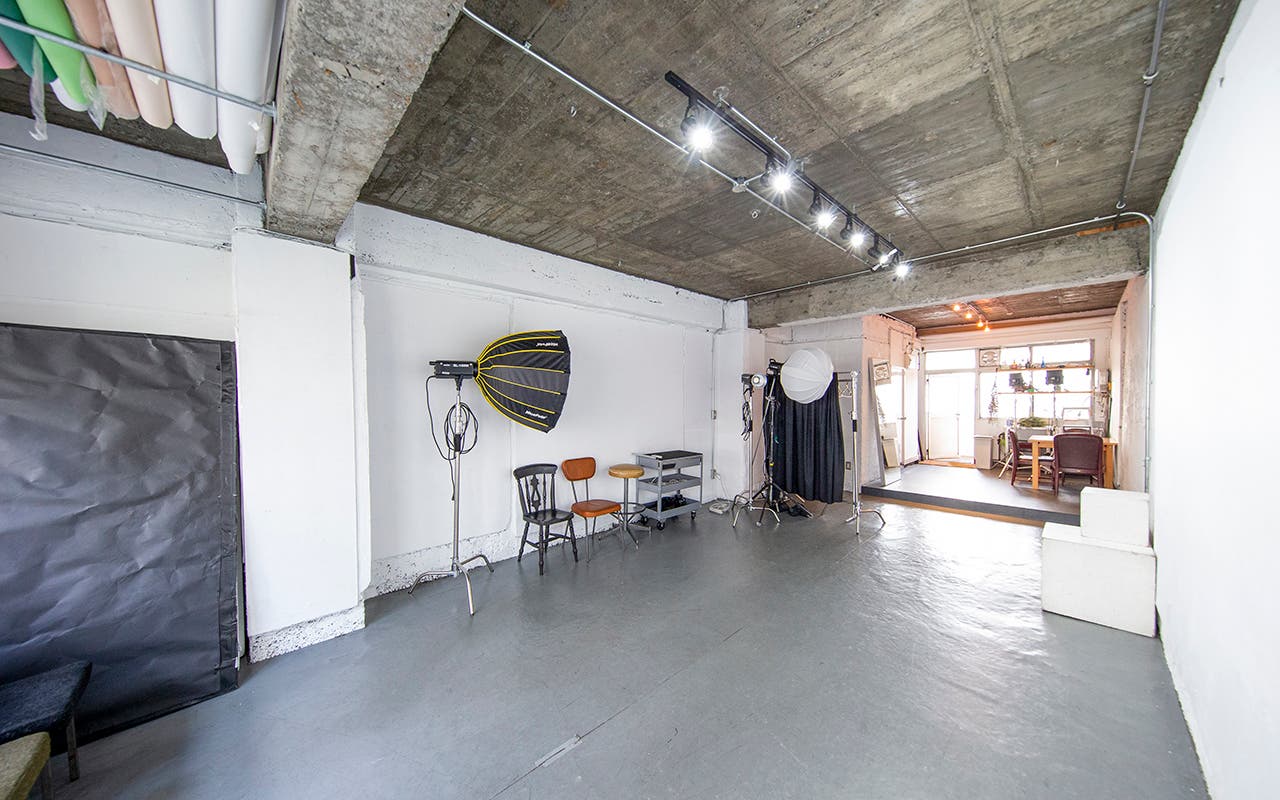 代々木ヴィンテージビル内の非現実的な白壁スタジオの写真14