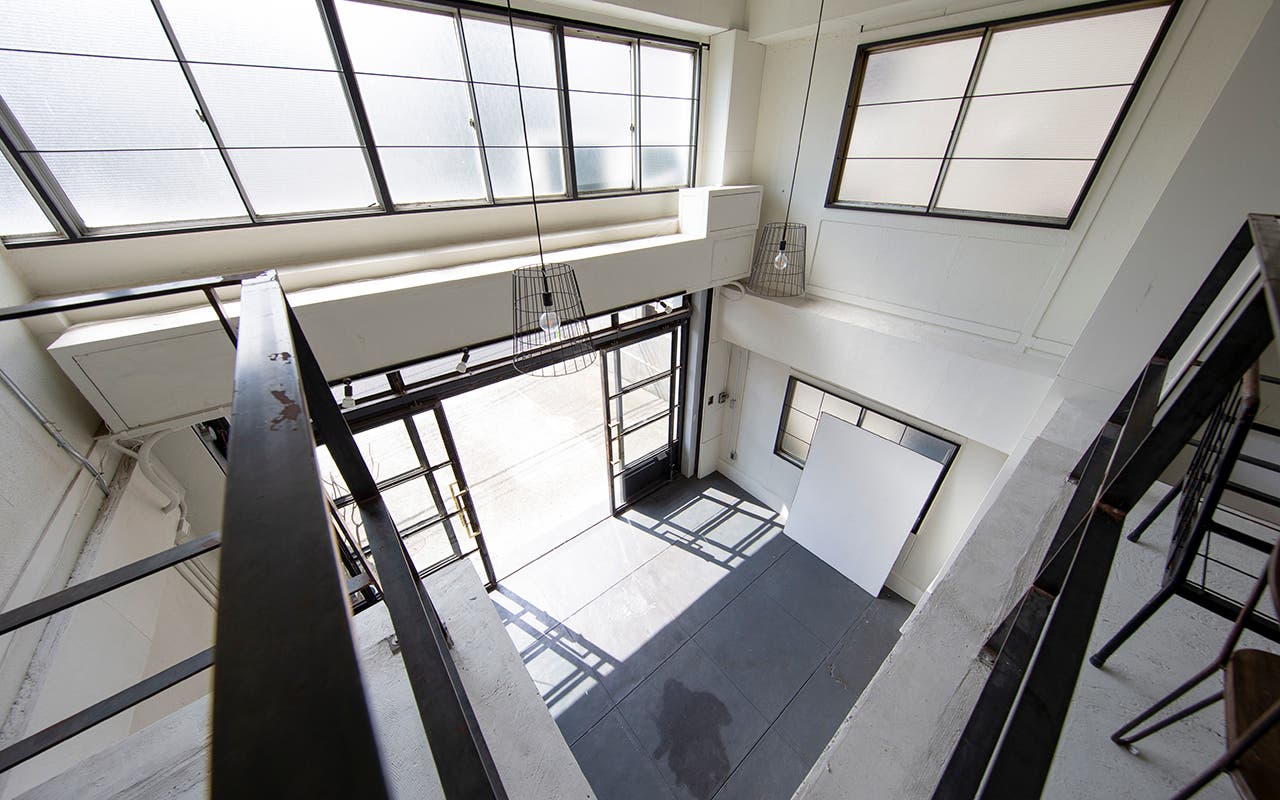 吹抜けのインダストリアルな倉庫型スタジオ。駐車車あり！ ２Fはモルタル床と白壁。の写真17