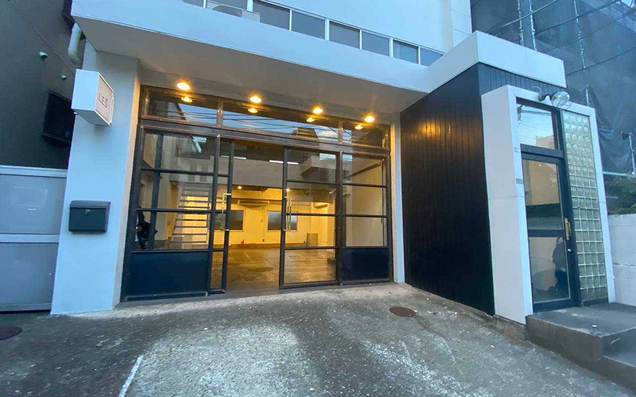 吹抜けのインダストリアルな倉庫型スタジオ。駐車車あり！ ２Fはモルタル床と白壁。の写真20