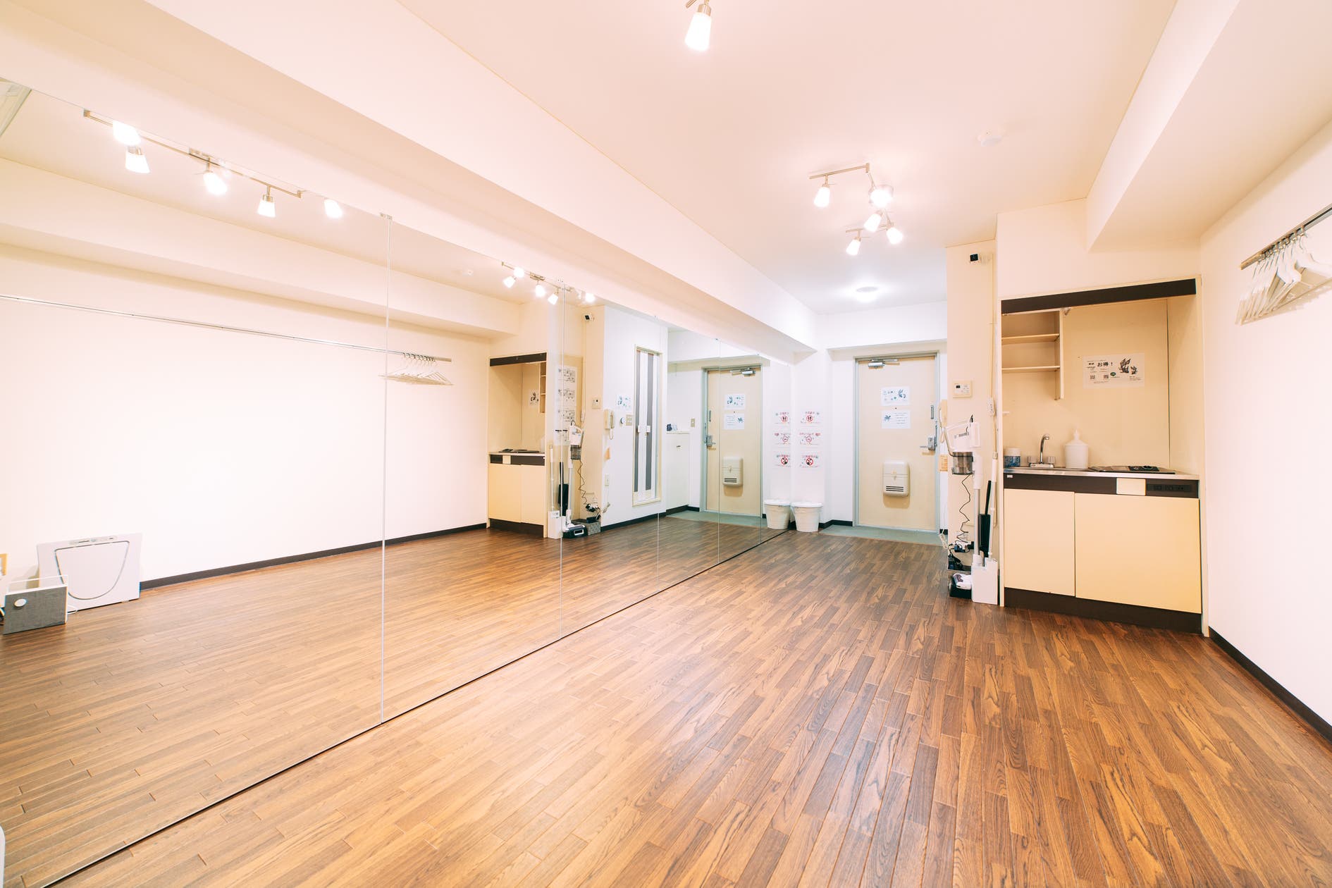 ＜新大久保駅3分＞ダンスができるレンタルスタジオ/幅5.4m高さ1.8の鏡付き/少人数グループ・個人練習に最適の写真5