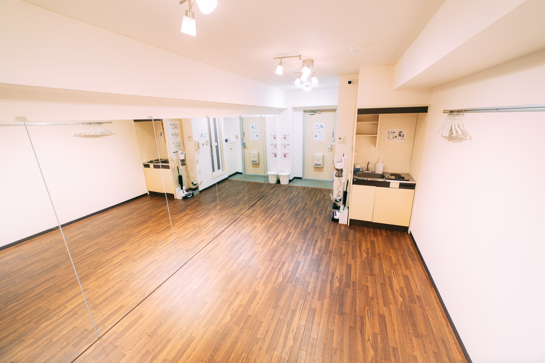 ＜新大久保駅3分＞ダンスができるレンタルスタジオ/幅5.4m高さ1.8の鏡付き/少人数グループ・個人練習に最適の写真7