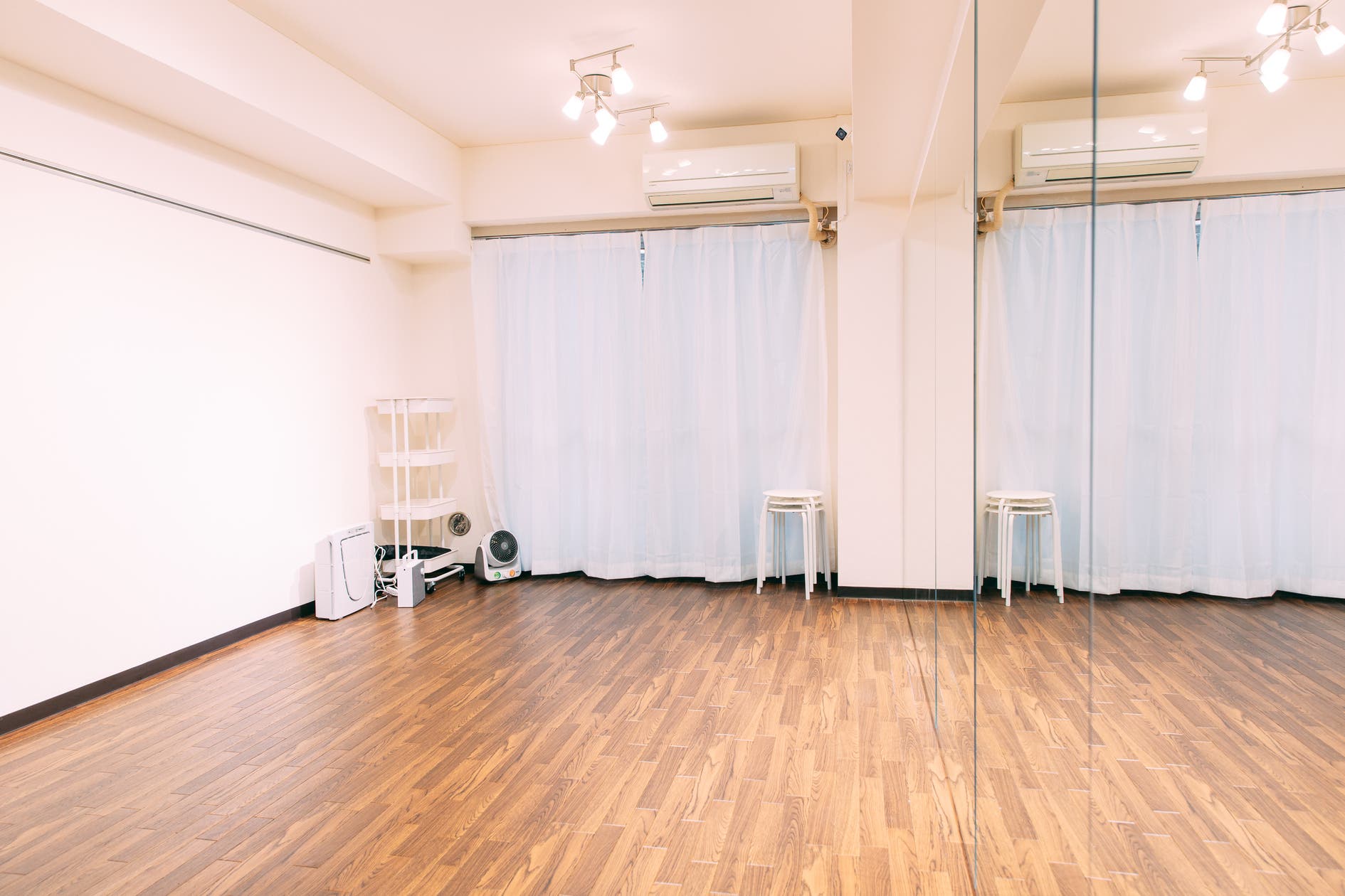 ＜新大久保駅3分＞ダンスができるレンタルスタジオ/幅5.4m高さ1.8の鏡付き/少人数グループ・個人練習に最適の写真8