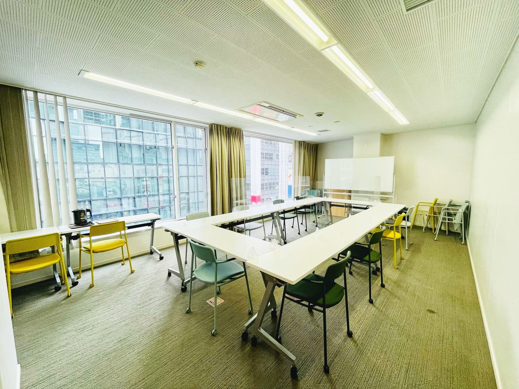 【梅田会議室】Osaka Metro東梅田駅から徒歩1分！20人収容可・交流会・セミナー・ワークショップに便利な大部屋の写真15