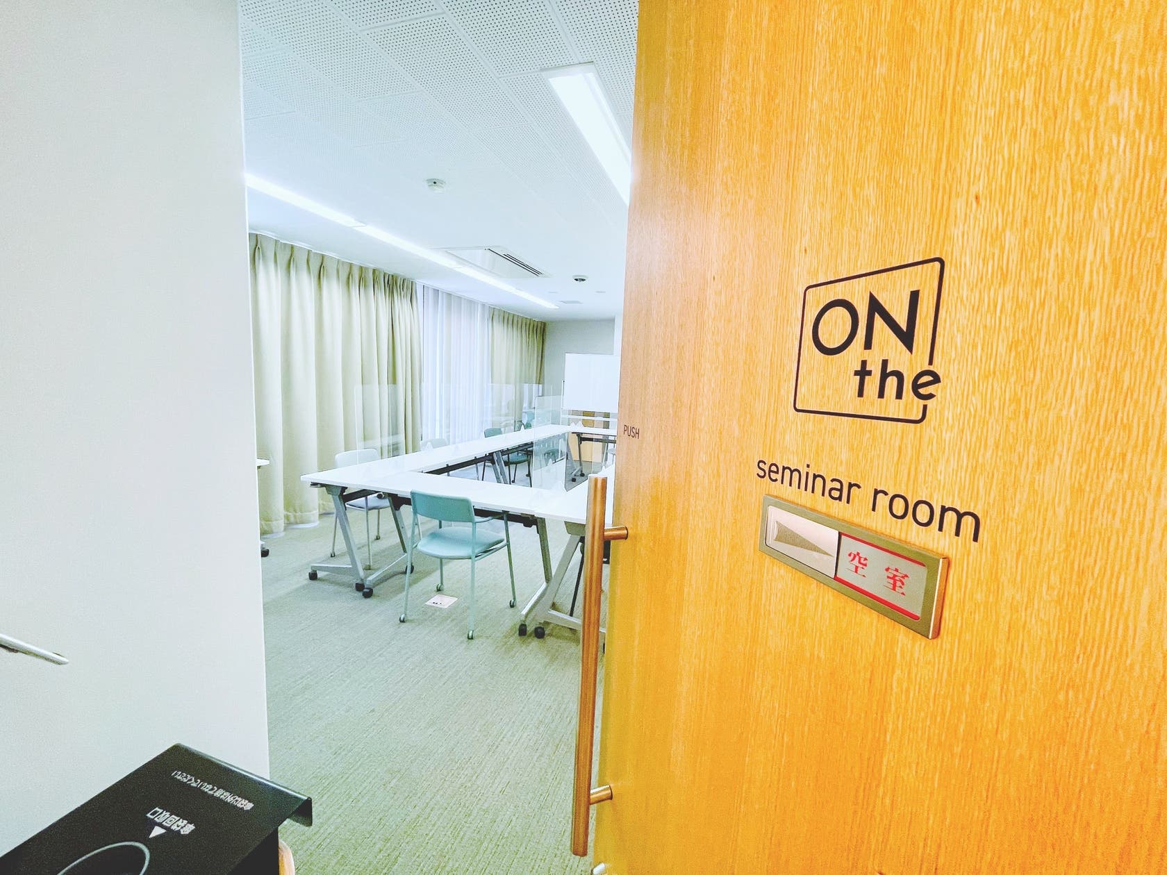 【梅田会議室】Osaka Metro東梅田駅から徒歩1分！20人収容可・交流会・セミナー・ワークショップに便利な大部屋の写真20