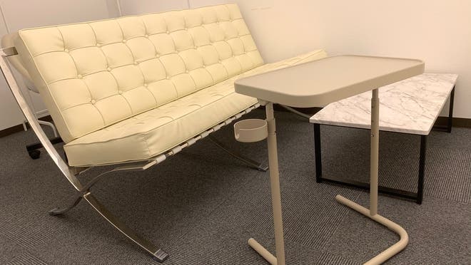 日本橋駅徒歩1分の利便性。低価格&完全個室の応接室&会議室。バルセロナチェア、シャンデリア。つくろいだり、デスクワークも可能。の写真1