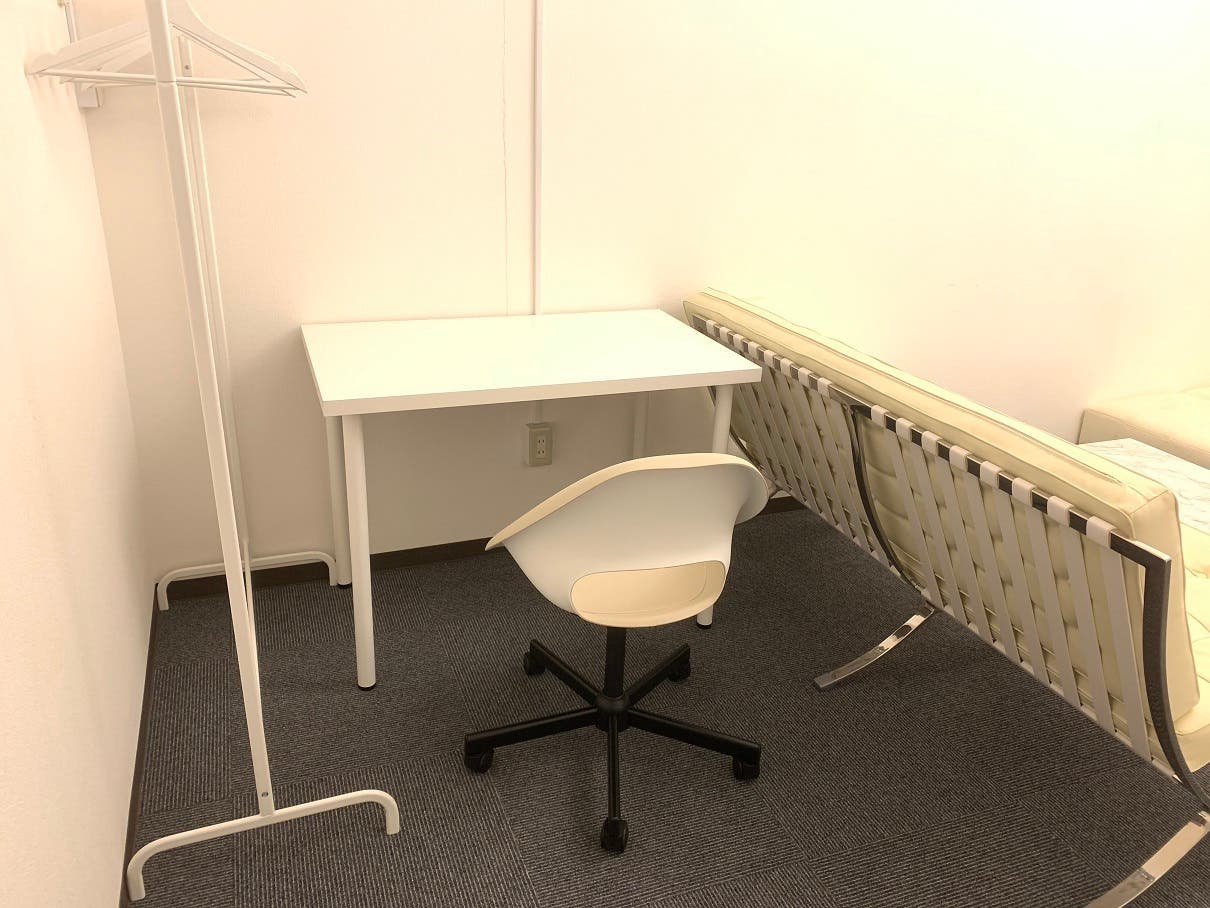 日本橋駅徒歩１分の利便性。低価格＆完全個室の応接室＆会議室。バルセロナチェア、シャンデリア。つくろいだり、デスクワークも可能。の写真5